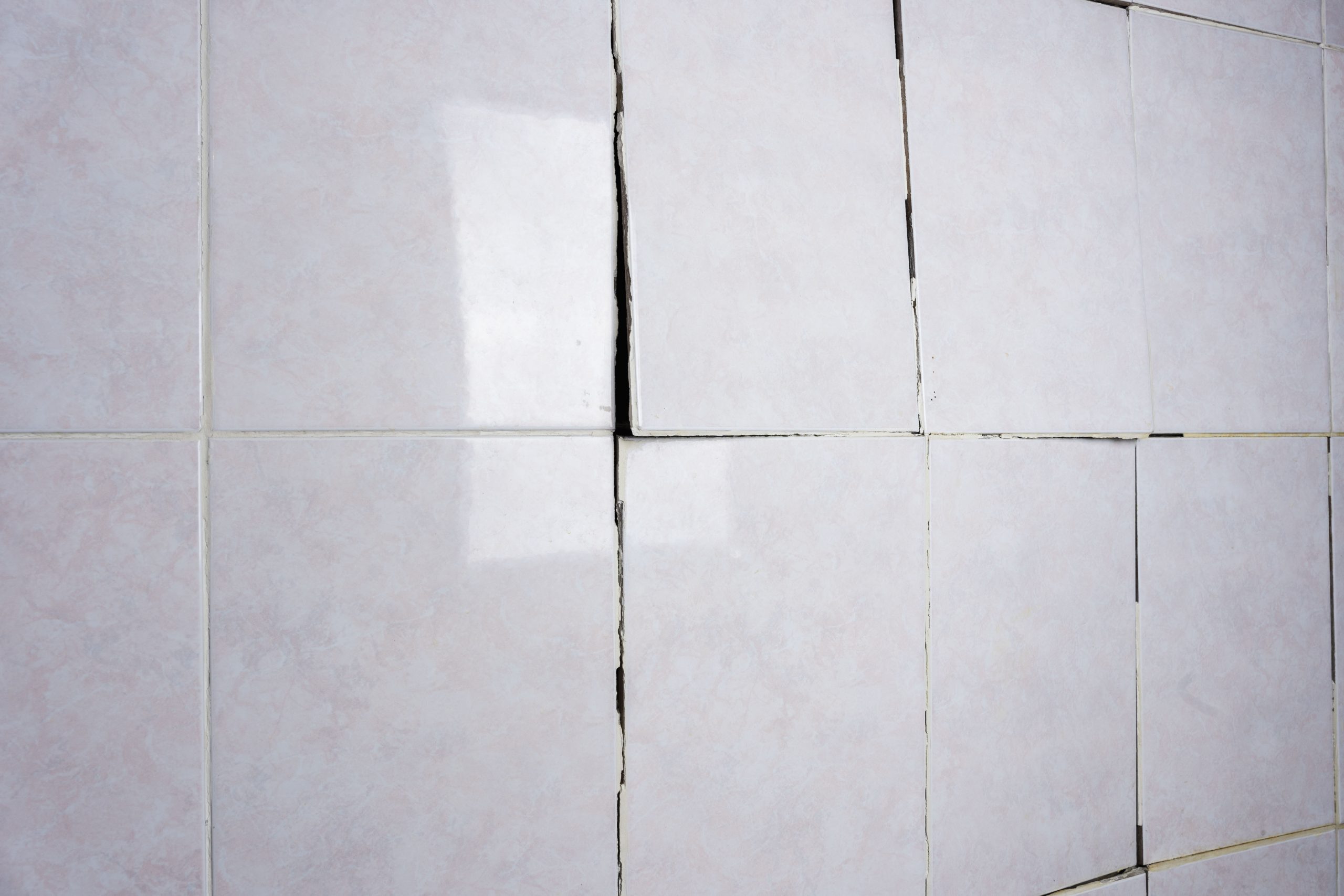 Guide to hollow tiles: identification, causes and effect